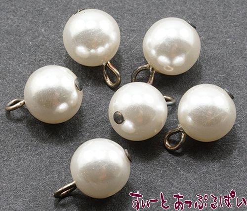ミニチュアツリー用のオーナメントです。少し大き目のパールで、ツリーのアクセントになりますね！ぜひ貴方のドールハウスにお役立てください。6個セットのお値段になります。サイズ：直径約8mm（フックの部分を除く）。アメリカ製です。