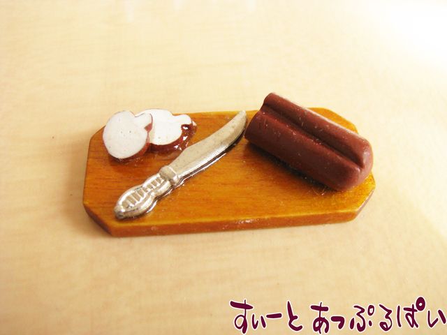 チーズ切り分けてます！ナイフ、チーズはカッティングボードに接着されています。カッティングボードの大きさ：40x20mm