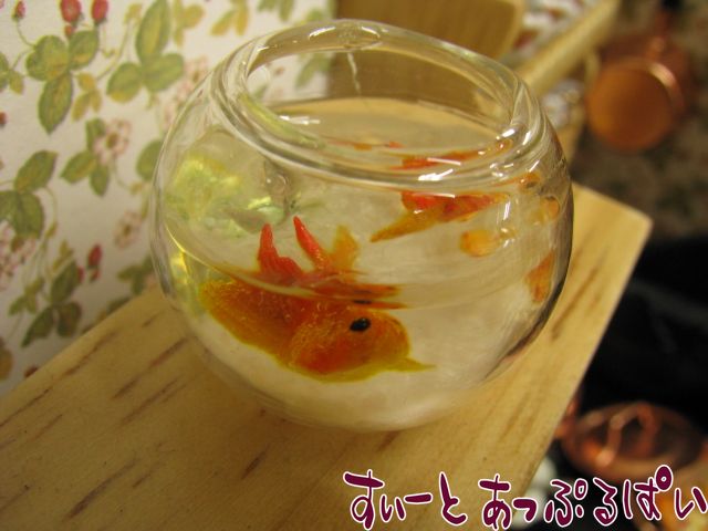 ガラス製の金魚鉢です！自慢のドールハウスに金魚が泳ぐ金魚鉢を入れて、最後の仕上げにしてくださいね！※手作りのため、金魚の位置などは個体差がありますのでご了承いただけますと幸いです。サイズ：最大直径約25mm、高さ約21mm、入れ口の直径15mm