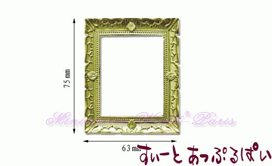 大きな長方形のフレームです。もうちょっと使い古した感じに塗装し直すのも面白いかも知れません。このまま現代風のドールハウスにも使えそうですね。どんな絵を入れるか、考えただけでワクワクしますね！