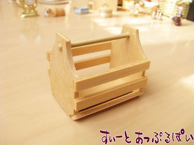 かわいい木製ボックス、ハンドル付きです。このままでも、好みの色にペイントしてもグッドです。雑誌を入れても、花を入れても良さそう！使い方は貴方次第で無限大です！サイズ：38x28xH35mm