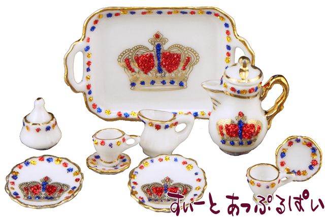 ロイター新柄のクラウンです。なんか、キラキラしてますよ・・！2014年新商品です！アクリルケース入りです。アクリルケースのサイズ：80x55xH45mm。※ポットとウォーマー、カップとソーサー、シュガーポットの蓋は接着されています。お皿の直...