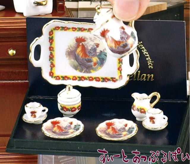 アメリカで大人気の雄鶏柄です。アクリルケース入りです。アクリルケースのサイズ：80x55xH45mm。※ポットとウォーマー、カップとソーサー、シュガーポットの蓋は接着されています。お皿の直径20mm、トレイのサイズ：42x32mm（取っ手含まず）