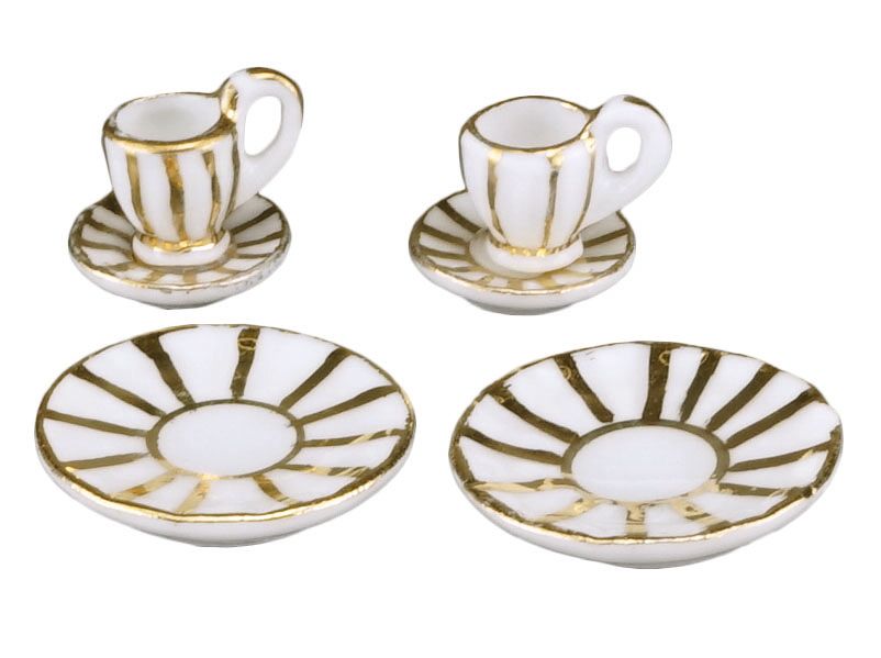 ドイツ　ロイター社のミニチュアです。これは素敵です！まさにロイターミニチュアの真骨頂といえます。金のラインはK24金で、すべてハンドペイントです。繊細でありつつ豪華なセットです。ぜひあなたのドールハウスに！ソーサーの直径約12ミリ、お皿の直...