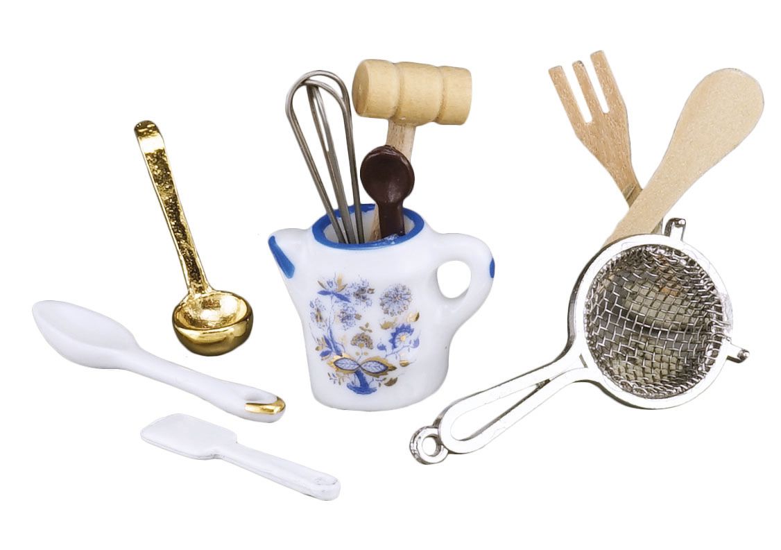 ドイツロイター社製のミニチュアです。色々なキッチンツールがセットになっています！ツール立ての中の道具は接着されています。ぜひあなたのドールハウスのキッチンに！白い大きなスプーンの長さ約28ミリ。ザルの長さ約33ミリ。スケールは1/12です。...