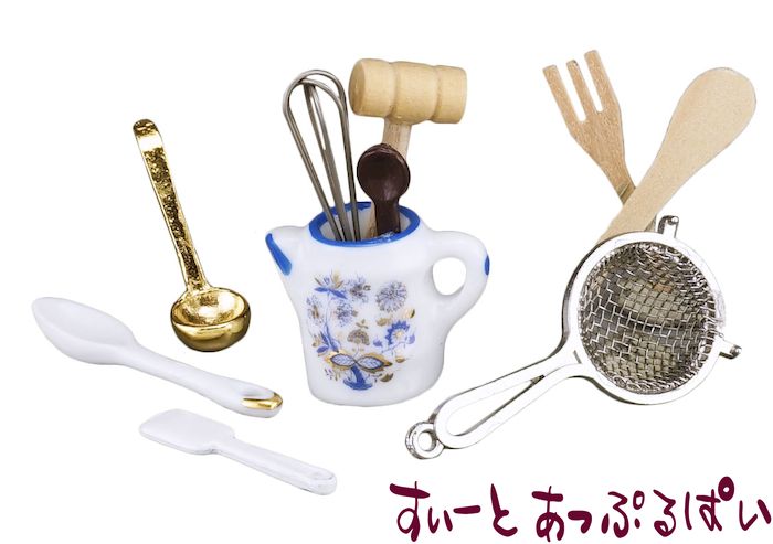 ドイツ　ロイター社のミニチュアです。泡だて器とハンマーと黒いスプーンだけはポットの中に接着されています。その他は接着されていませんので、別々にお使いいただけます。白い大きなスプーンの長さ約28ミリ。スケールは約1/12です。ザルの長さ約33...