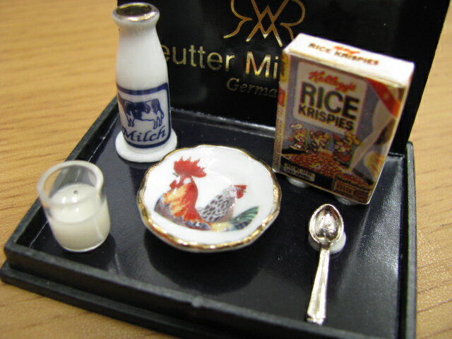 ドイツロイター社製のミニチュアです。コーンフレークを召し上がれ！コーンフレークを手作りして、ボウルに入れてみても良いですね！フルーツを添えてもいいかも…楽しみの広がるセットですね。牛乳瓶のサイズ：直径8ミリ、高さ22ミリ。お皿のサイズ：直径...