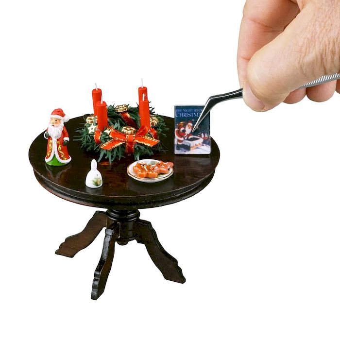 ドイツロイター社製のミニチュア家具です。写真の通りに、小物もセットされています（接着されています。）置くだけで、簡単にクリスマスのお部屋を表現できちゃいますね！サイズ：直径95ミリ、高さ67ミリ