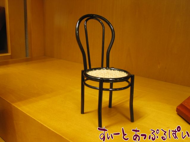 コーヒーハウステーブルなどに合わせていかがでしょうか？座面はメッシュになっており、涼やかな印象です。高さ約90mm、座面までの高さ約36mm、座面の直径約42mm。金属製