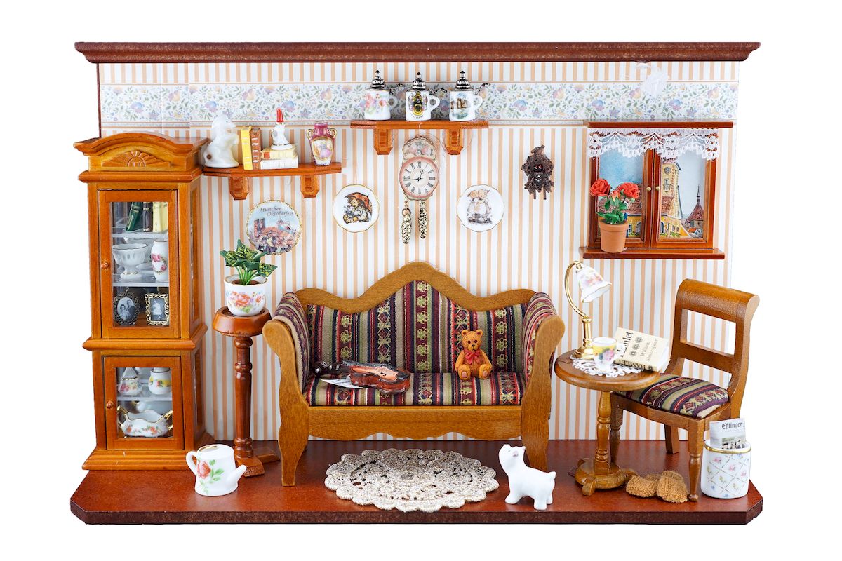 ドイツロイター社製のドールハウスです。2020年新作です。今までにない、大きなディスプレイで、存在感あります！久々のリビングルーム系ですね！お手持ちのお人形を寛がせて良いですね！サイズ：幅30.5センチ、高さ20センチ、奥行き8.5センチ。...