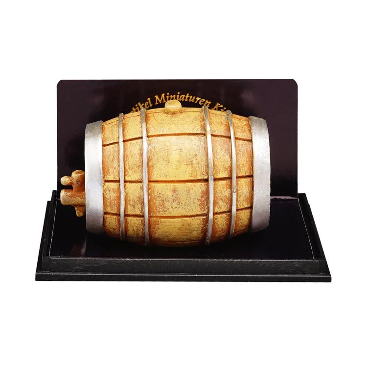 注ぎ口のついたワイン樽です！ドールハウスの様々なシーンでお役立てください。最大直径約40ミリ。長さ約52ミリ。（注ぎ口の部分含まず）※ワインは入れられません。中は空洞になっていません。アクリルケース入りです。アクリルケースからは取り出せます。