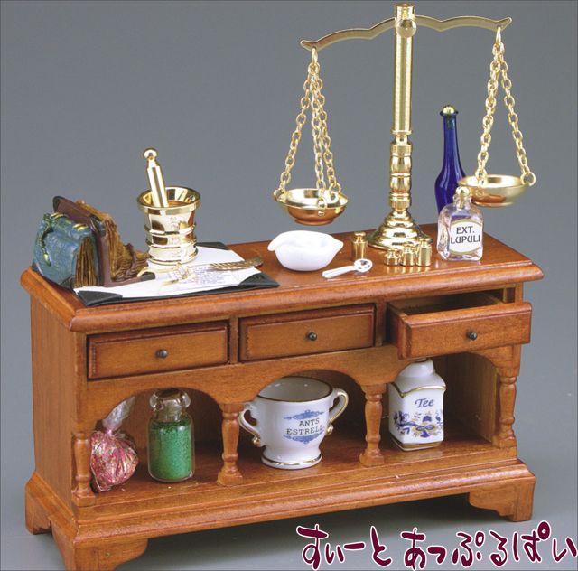 店長は外国のドールハウスで、「天文学者の部屋」というのを見たことがあります。ドールハウスというと、ケーキ屋さんとか、手芸屋さんとか、ぱっと思いつきますよね。ですが、たまには一風変わった風景をドールハウスにしてみませんか？ここで試薬を調合して...