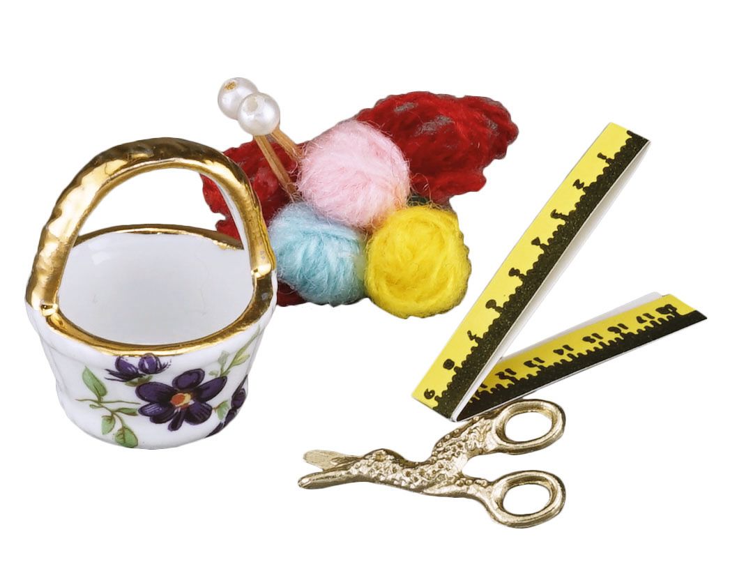 【注意】写真では毛糸が別になっておりますが、実物は毛糸がバスケットの中に接着されておりますのでご了承ください。ドイツ　ロイター社のミニチュアです。ヨーロッパの冬は長く厳しいので、編み物も人気の趣味の一つなのでしょうね。こちらの可愛らしいセッ...