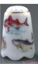 【注意！】こちらはドールハウス用ミニチュアではなく、実寸大のシンブル（指抜き）ですので、サイズをご確認ください。サイズ：高さ約30mm、最大直径約28mm。 やっぱりドイツでは、魚と言えばトロピカルフィッシュではないようですね！貴方のコレク...