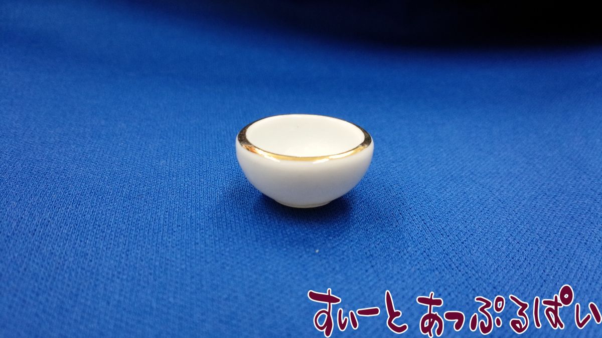 白くて美しいロイターの白磁小鉢です。裏面には一枚一枚、ロイターのロゴ入りです。自分で絵付けをしても面白いですね！ぜひ一度お試しを！！サイズ直径20mm、高さ10mm。ドイツ製