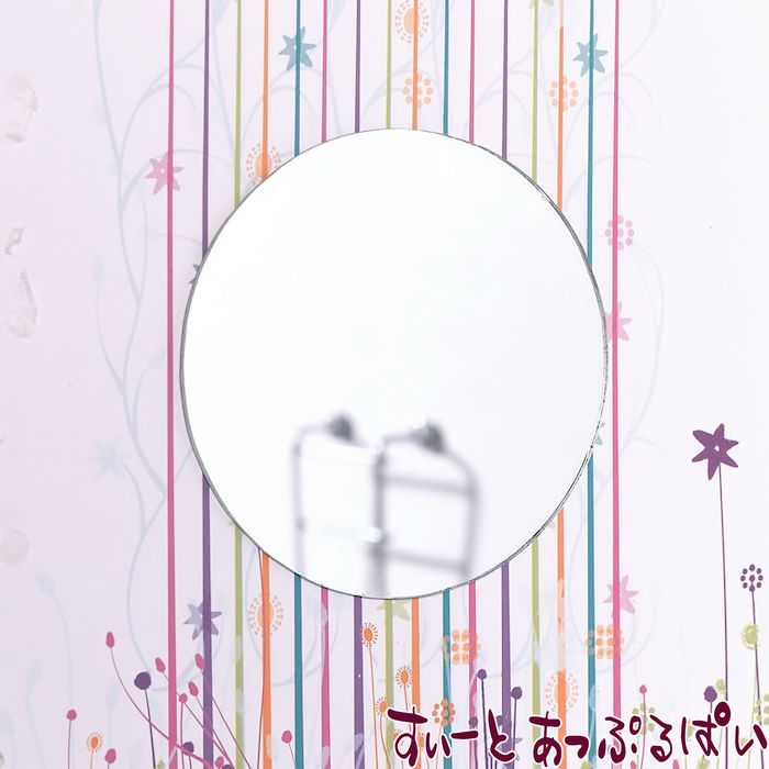 切りっぱなしの丸い鏡です。単純な商品ですが、そういえば、こんなサイズに丸くカットされた鏡は、どこにも売ってないですよね！？モダンなお部屋や洗面所などに良いですね！直径約90ミリ。