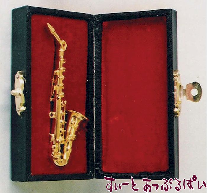 素敵なアルトサックスのミニチュアです！素敵な長方形の化粧ケース入りです。音楽好きなあの方へのプレゼントにも良いですね！是非貴方のドールハウスにお役立てください！サックスのサイズ：長さ80ミリ。ケースのサイズ：102x45x30ミリ。金属製で...