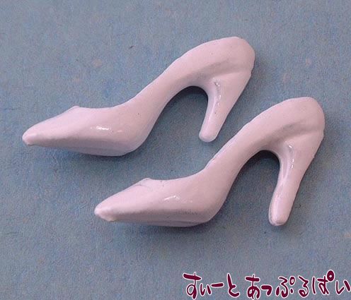白いハイヒールのミニチュアです。すみません、こちらは1/12サイズとしては、少し小さい気がします。必ずサイズをご確認くださいね。足を入れる部分は凹んでいるだけで、穴は開いていません。店長も若いころは頑張ってハイヒールを履いていましたが、最近...