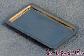 ステンレスのきれいな長方トレイです。お盆のように使えると思います。是非貴方のミニチュアライフにお役立てください！サイズ33x22ミリ、厚み約1.5ミリ。