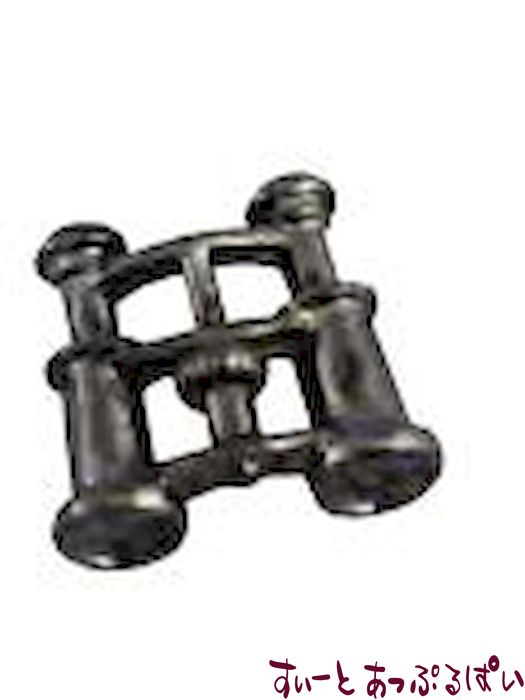 双眼鏡のミニチュアです！ありそうで、今までなかったミニチュアですね！骨董屋さんとか、冒険家のアジトとか、屋根裏部屋とか、ドールハウスの様々なシーンで役立ちそうですよね！サイズ：16x14x5ミリ。