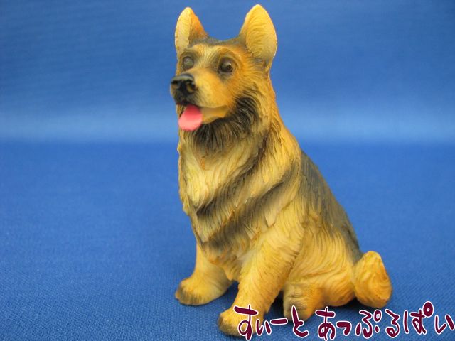 シェパードのミニチュアです。レジン製で少し重みがあります。「超リアル！」というほどではないですが、やっぱり動物がいるのといないのでは、お部屋の臨場感も違ってきますよね！是非お迎えしてあげて下さい。※毛並みのお色は、お使いのモニターにより見え...