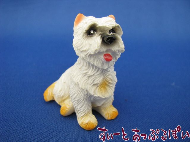 ウェスティードッグのミニチュアです。レジン製で少し重みがあります。「超リアル！」というほどではないですが、やっぱり動物がいるのといないのでは、お部屋の臨場感も違ってきますよね！是非お迎えしてあげて下さい。※毛並みのお色は、お使いのモニターに...