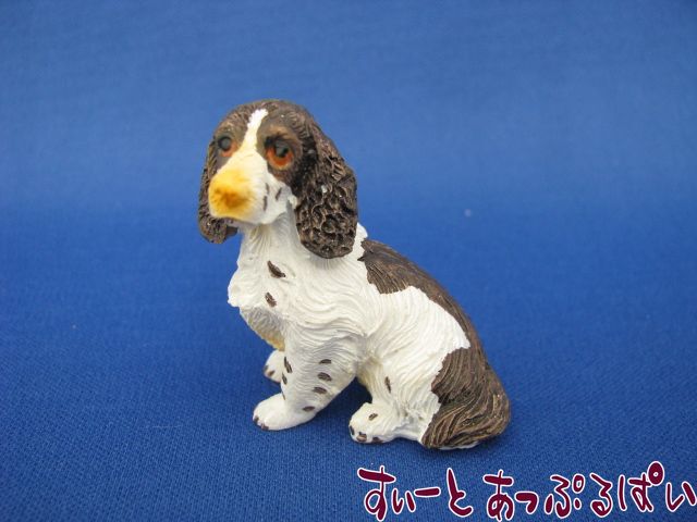 スプリンガースパニエルのミニチュアです。レジン製で少し重みがあります。「超リアル！」というほどではないですが、やっぱり動物がいるのといないのでは、お部屋の臨場感も違ってきますよね！是非お迎えしてあげて下さい。※毛並みのお色は、お使いのモニタ...