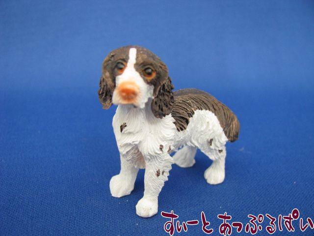 スプリンガースパニエルのミニチュアです。レジン製で少し重みがあります。「超リアル！」というほどではないですが、やっぱり動物がいるのといないのでは、お部屋の臨場感も違ってきますよね！是非お迎えしてあげて下さい。※毛並みのお色は、お使いのモニタ...