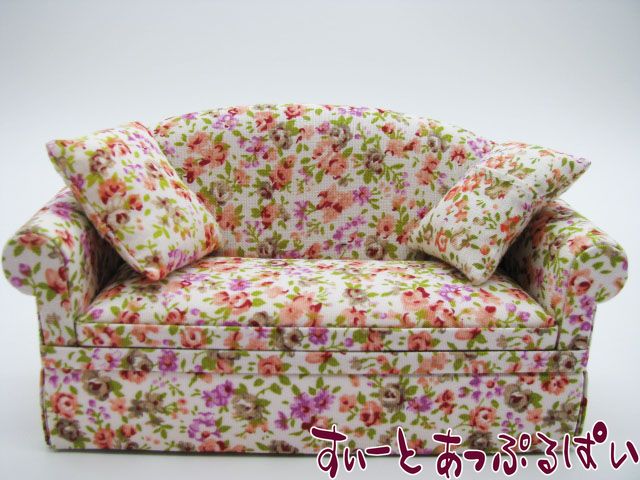 白地に小花の可愛らしいソファです！アームチェアと合わせていかがでしょうか？クッションも2個付属します！是非貴方のドールハウスにお役立てくださいね！サイズ：幅144ミリ、奥行き65ミリ、高さ78ミリ。