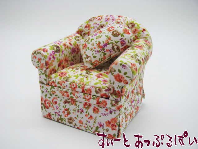 白地に小花が可愛らしいアームチェアです！クッションも1個付属します。是非貴方のドールハウスにお役立てくださいね！サイズ：幅80ミリ、奥行き65ミリ、高さ78ミリ。