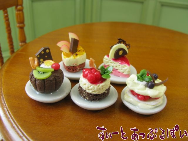 ミニミニの、デザート5皿セットです！小さいながら、ちゃんと陶器のお皿に乗っていますよ。チョコやベリーなど、本当に細かく作られています。これをのせるだけで、テーブルの上がぱっと華やかになります。貴方のドールも大喜び間違いナシですよ！お皿の直径...