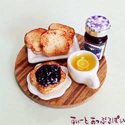 たっぷりジャムのトーストに、飲み物を添えて！スナックにしてはボリューミーなメニューですね！かわいい〜おいしそう〜！このまま飾っても、ドールハウスのキッチンに置いても、いいですね！※小物はすべて接着されています。※手作りのため、パンの色、形、...