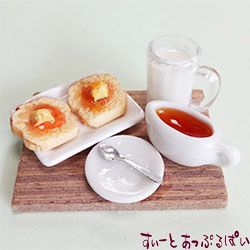 可愛くって美味しそう！このまま飾っても、ドールハウスのキッチンに置いても、いいですね！※小物はすべて接着されています。※手作りのため、パンの色、形など、個体ごとに微妙に異なります。手作りの温かみとご了承いただけますと幸いです。ボードは木製、...