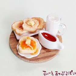 店長は毎朝、はちみつトーストを食べています！！やっぱり、甘いものに弱いんですよね〜！これも、可愛くって美味しそう！このまま飾っても、ドールハウスのキッチンに置いても、いいですね！※小物はすべて接着されています。※手作りのため、パンの色、形な...
