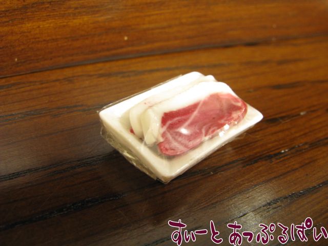 まあぁ、かわいらいパックのお肉です！本物みたいに、ラップもかけてありますヨ！お肉屋さんのディスプレイや、冷蔵庫の中などにいかがでしょうか？サイズ：21x15ミリ、高さ6ミリ。