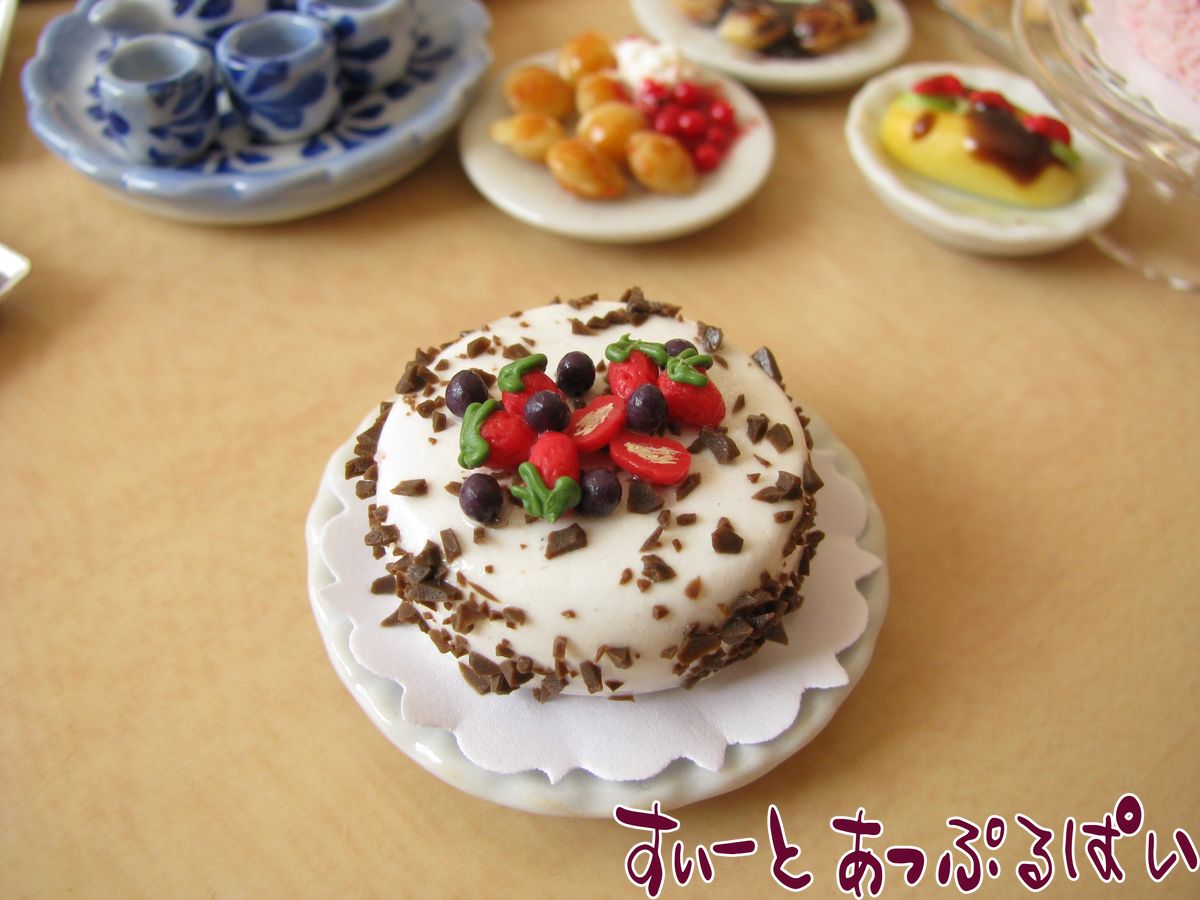 アイスホワイトのホールケーキです。冬でも食べたくなるアイスケーキ！