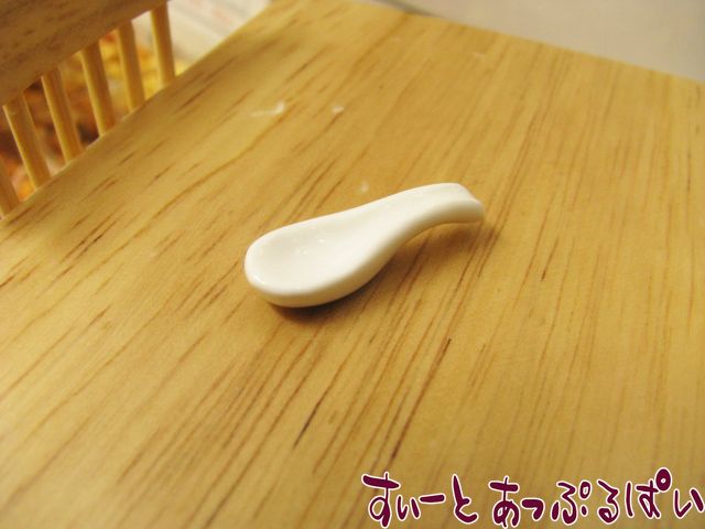 珍しい、陶器製のミニチュアれんげです！自作のラーメンやチャーハンに、ぜひ添えてみてはいかがでしょうか？長さ約20mm