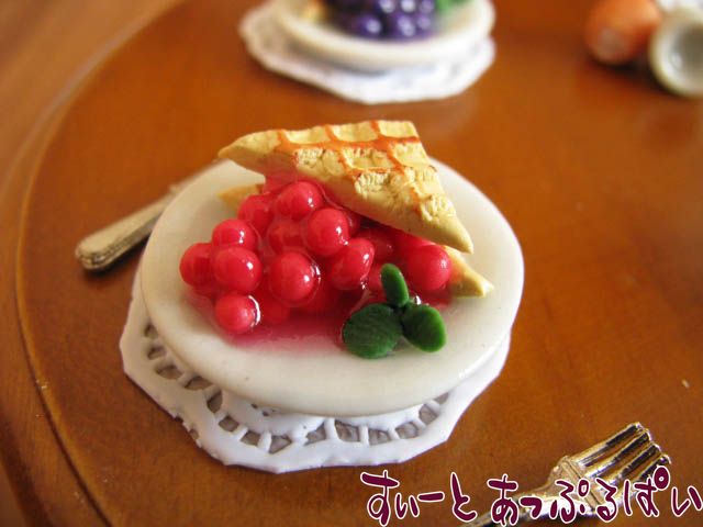 2段ワッフルからあふれるチェリーソース！さわやかなミント添え！テーブルに華やかさを添えてくれます！※お皿の下のドイリー、カトラリーは付属しません。