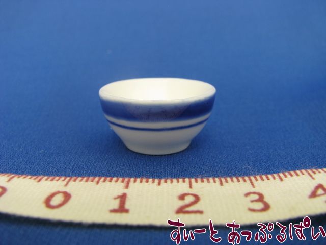 ミニチュア陶器のどんぶりです！直径は約24mm、高さ約12mmです。陶器に厚みがあるため上げ底になっており、深さはあまりありません。でも、麺の量が少なくてすむので、良かったかも？！あなたのミニチュアフード作りにお役立てください！※絵柄はハン...
