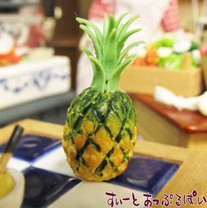 パイナップルのミニチュアです！！ぜひあなたのドールハウスに！！サイズ：高さ約28ミリ、直径約12ミリ。※手作りのため、色や形、大きさが個体ごとに微妙に異なりますのでご了承ください。素材：樹脂粘土