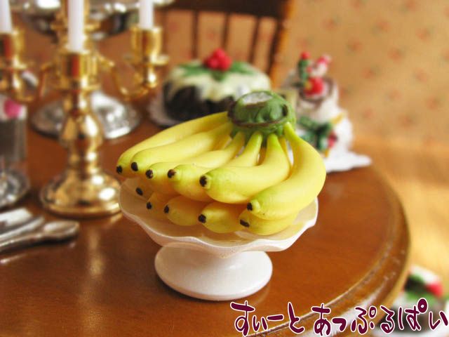 ゴージャスな房バナナの登場です！！今までの一本バナナとは比べ物にならない存在感です。フルーツ盛りに大活躍です！サイズ：W30xD26xH15mm