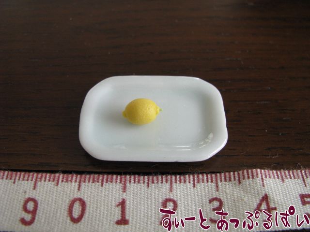 陶器製のお皿です。シンプルな白い長方形皿で、何にでも使えそうです。白いお皿をお探しの方に！約33x25mm。