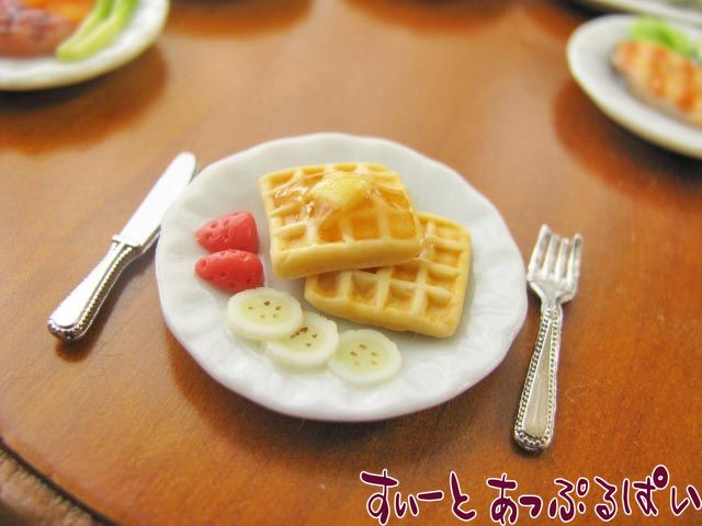 ワッフル2枚、フルーツ添えのミニチュアです。フルーツも添えられて、うれしい一皿です！お皿の直径約25mm