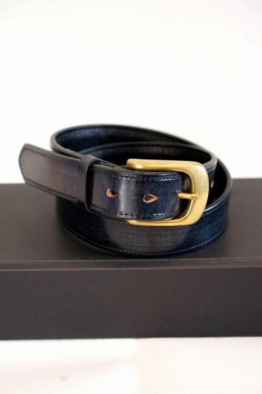 フィクサム & ログスのレザーベルト "NARROW BELT" です。 　素材は牛革ジャーマンワックスブライドルを使用。一見ブラックに見えるダークネイビーカラーで経年変化も楽しみなレザーになります。 　レザーの表情、縫い上がりなど上品な雰...