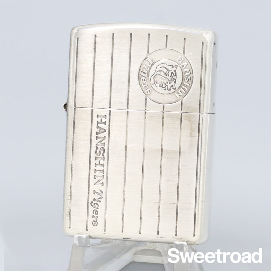 2006年に製造された阪神タイガースのジッポーです。 若干の保管キズがございますが、未使用品の状態です。 ブランド：ジッポー 製造年代：2006年製 素材：ブラス・メッキ サイズ：レギュラーサイズ 付属品：なし 状態：未使用品