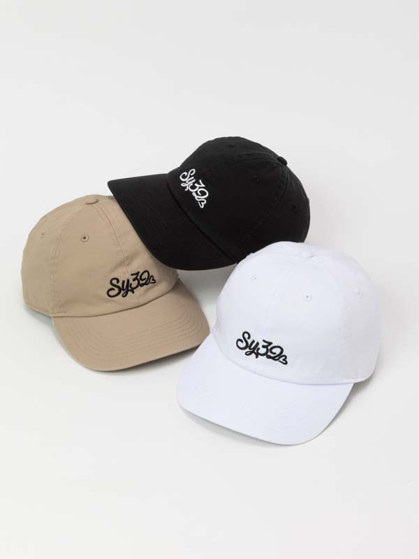 【DETAILS】 フロントにあしらったSY32ロゴ刺繍が印象的な、シンプルで洗練されたレディースキャップ。 ベーシックなデザインながら、程よいカーブのバイザーとコンパクトなシルエットで、女性のスタイリングに自然に馴染みます。 バックにはサ...
