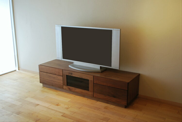 商品説明サイズW1600　D440　H380左右引出し有効内寸　上段：W435　D320　H50　下段：W435　D320　H150中央フラップ扉有効内寸　 W540　D395　H280※棚板は三段階の高さ調節が可能。(ダボ穴30mmピッチ...