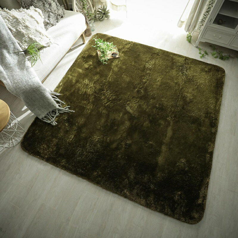 強力なすべり止めを採用した、毛足18mmシャギーのシンプルリッチなベーシックラグ。厚さ約8mmのウレタンが快適さを演出。手洗いできていつでも清潔。商品詳細サイズ190x190cm材質表地 ポリエステル100％ 中材 ウレタン　8mm 裏面 ...