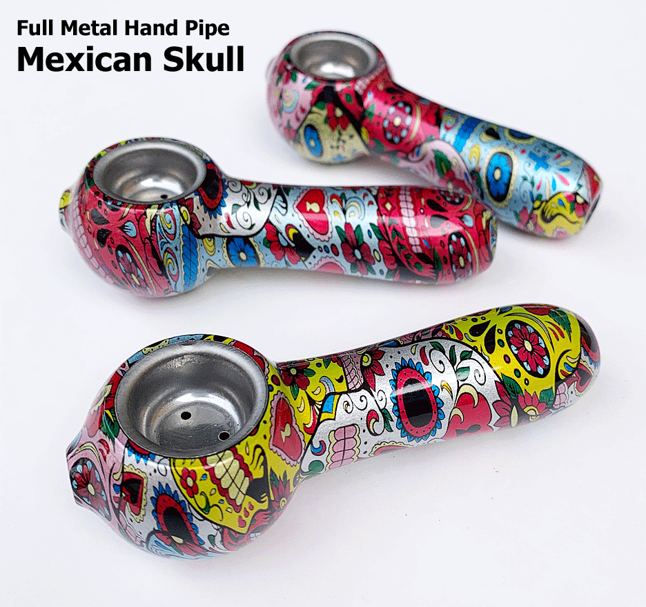 フルメタル ハンドパイプは、メキシカンスカルの派手な柄が特徴で、視覚的なインパクトを与えます。 ジンクアロイ製のため、耐久性に優れ、長期間の使用にも適しています。 サイズは11cm、重さは85gと手に馴染む大きさで、持ち運びにも便利です。 ...