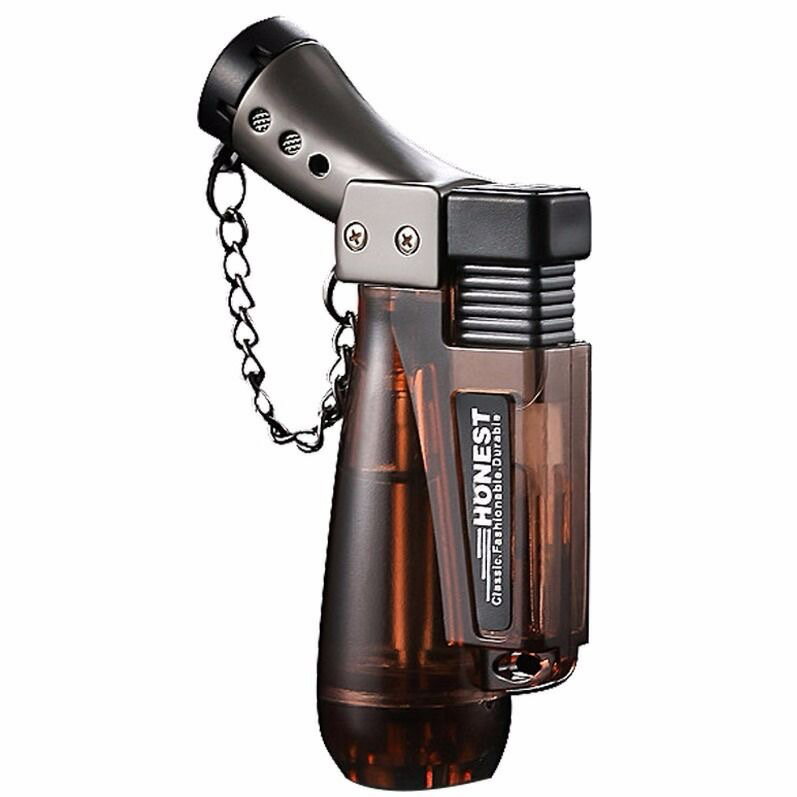 商品情報商品特徴安定したジェット炎で、日常使いにちょうどいいライター。直噴タイプのブルーフレームにより、風の影響を受けにくく、屋外でも安定した着火が可能です。押しボタン式のシンプルな操作で、片手でもスムーズに使用できます。 透明ボディを採用...